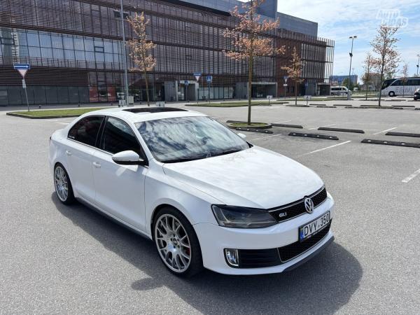 White Volkswagen Jetta 2012 in Klaipeda, with an engine capacity of 2.00 L and mileage of 206 thousand km for 3800 €, photo 1 on AUTOMOTO.COM.LV