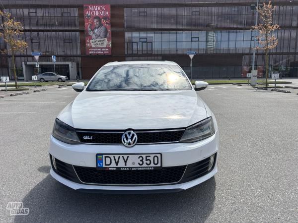 White Volkswagen Jetta 2012 in Klaipeda, with an engine capacity of 2.00 L and mileage of 206 thousand km for 3800 €, photo 3 on AUTOMOTO.COM.LV