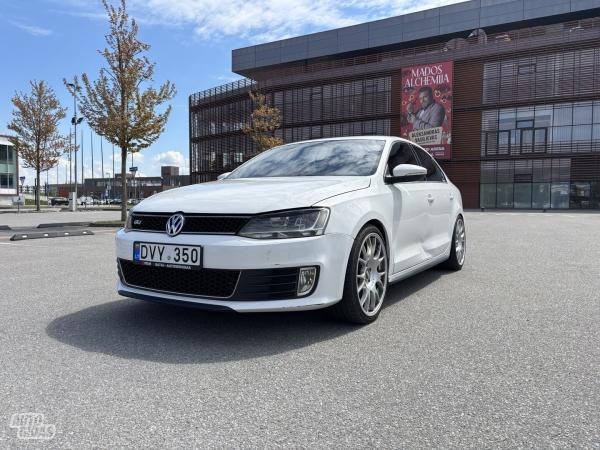White Volkswagen Jetta 2012 in Klaipeda, with an engine capacity of 2.00 L and mileage of 206 thousand km for 3800 €, photo 4 on AUTOMOTO.COM.LV