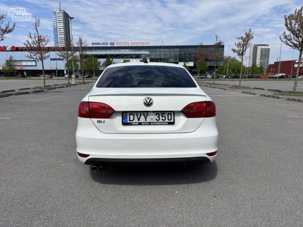 White Volkswagen Jetta 2012 in Klaipeda, with an engine capacity of 2.00 L and mileage of 206 thousand km for 3800 €, photo 5 on AUTOMOTO.COM.LV