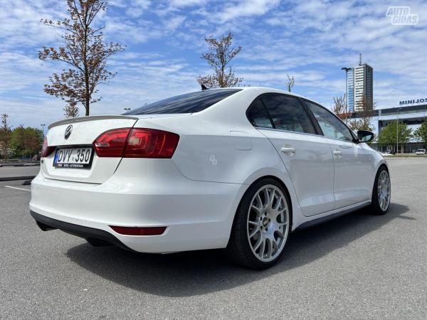 White Volkswagen Jetta 2012 in Klaipeda, with an engine capacity of 2.00 L and mileage of 206 thousand km for 3800 €, photo 6 on AUTOMOTO.COM.LV
