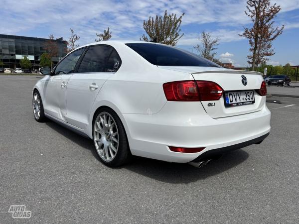 White Volkswagen Jetta 2012 in Klaipeda, with an engine capacity of 2.00 L and mileage of 206 thousand km for 3800 €, photo 7 on AUTOMOTO.COM.LV
