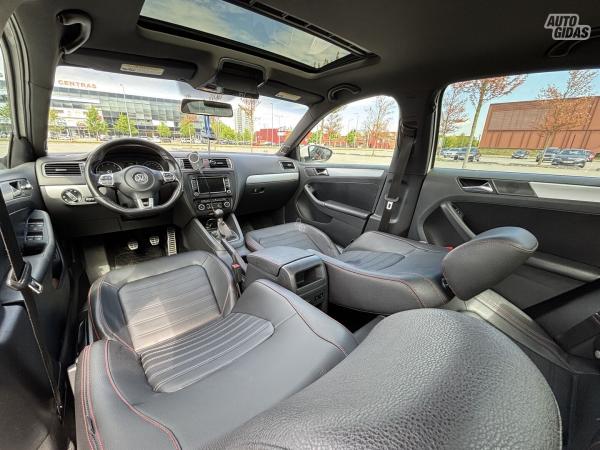 White Volkswagen Jetta 2012 in Klaipeda, with an engine capacity of 2.00 L and mileage of 206 thousand km for 3800 €, photo 9 on AUTOMOTO.COM.LV