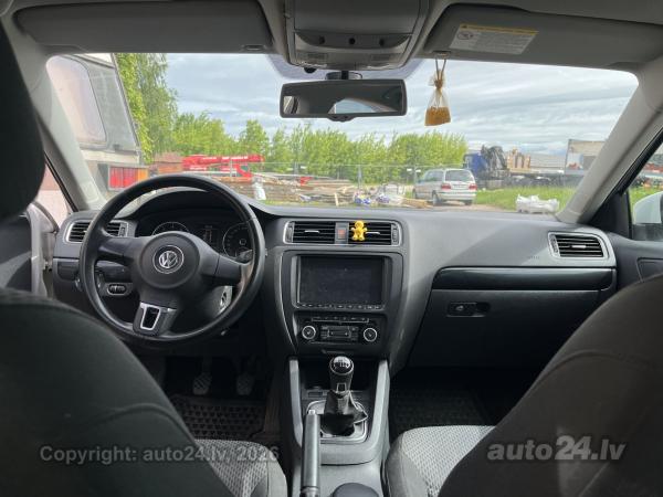 White Volkswagen Jetta 2012 in Tartu, with an engine capacity of 1.40 L and mileage of 290 thousand km for 3500 €, photo 4 on AUTOMOTO.COM.LV