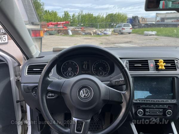 White Volkswagen Jetta 2012 in Tartu, with an engine capacity of 1.40 L and mileage of 290 thousand km for 3500 €, photo 5 on AUTOMOTO.COM.LV