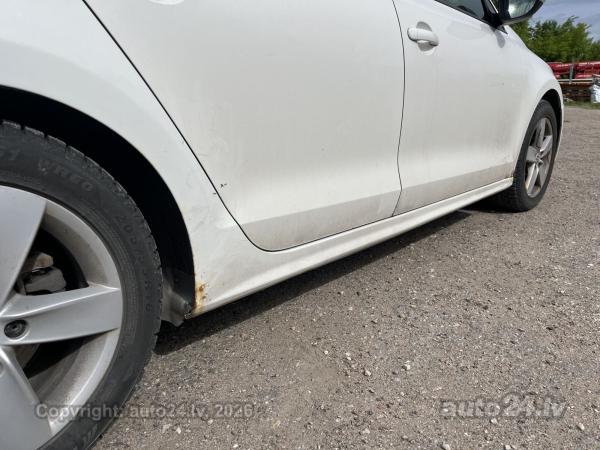 White Volkswagen Jetta 2012 in Tartu, with an engine capacity of 1.40 L and mileage of 290 thousand km for 3500 €, photo 6 on AUTOMOTO.COM.LV