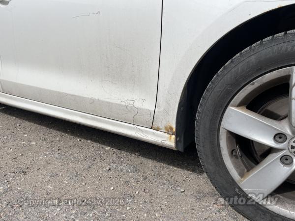 White Volkswagen Jetta 2012 in Tartu, with an engine capacity of 1.40 L and mileage of 290 thousand km for 3500 €, photo 7 on AUTOMOTO.COM.LV