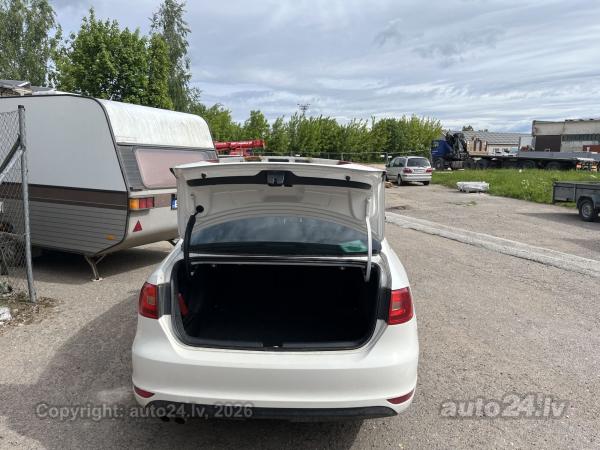 White Volkswagen Jetta 2012 in Tartu, with an engine capacity of 1.40 L and mileage of 290 thousand km for 3500 €, photo 8 on AUTOMOTO.COM.LV