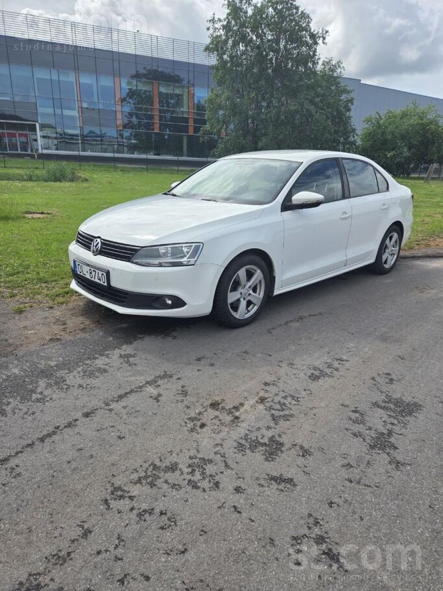 White Volkswagen Jetta 2012 in Riga, with an engine capacity of 1.60 L and mileage of 300 thousand km for 3900 €, photo 1 on AUTOMOTO.COM.LV
