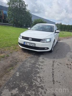 White Volkswagen Jetta 2012 in Riga, with an engine capacity of 1.60 L and mileage of 300 thousand km for 3900 €, photo 3 on AUTOMOTO.COM.LV