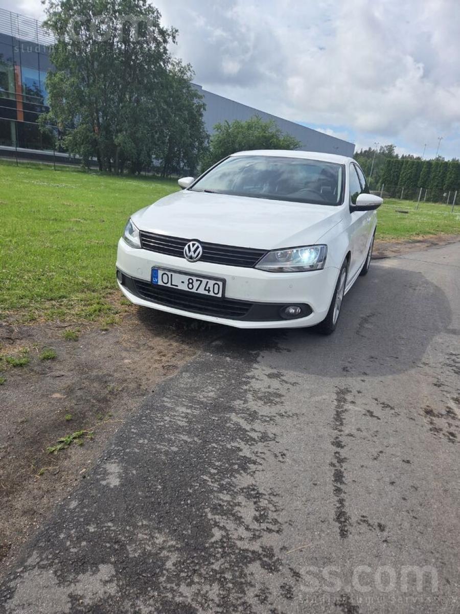White Volkswagen Jetta 2012 in Riga, with an engine capacity of 1.60 L and mileage of 300 thousand km for 3900 €, photo 3 on AUTOMOTO.COM.LV