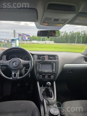 White Volkswagen Jetta 2012 in Riga, with an engine capacity of 1.60 L and mileage of 300 thousand km for 3900 €, photo 6 on AUTOMOTO.COM.LV