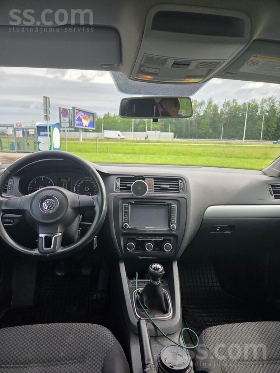 White Volkswagen Jetta 2012 in Riga, with an engine capacity of 1.60 L and mileage of 300 thousand km for 3900 €, photo 6 on AUTOMOTO.COM.LV
