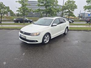 White Volkswagen Jetta 2012 in Vilnius, with an engine capacity of 1.97 L and mileage of 184 thousand km for 3500 €, photo  on AUTOMOTO.COM.LV