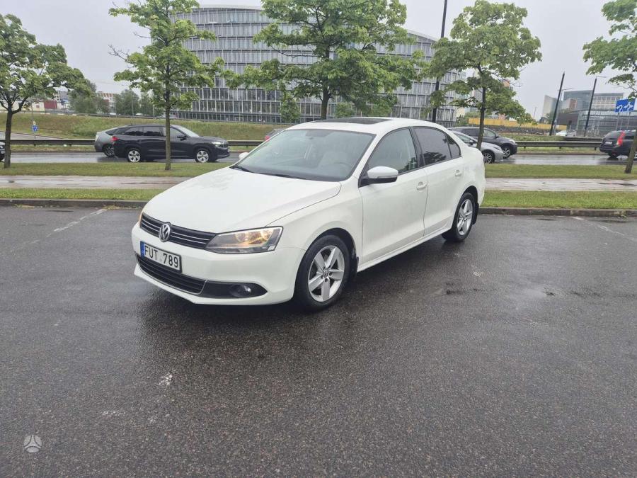 White Volkswagen Jetta 2012 in Vilnius, with an engine capacity of 1.97 L and mileage of 184 thousand km for 3500 €, photo 1 on AUTOMOTO.COM.LV