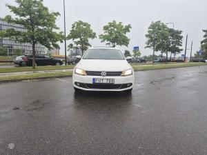 White Volkswagen Jetta 2012 in Vilnius, with an engine capacity of 1.97 L and mileage of 184 thousand km for 3500 €, photo 3 on AUTOMOTO.COM.LV