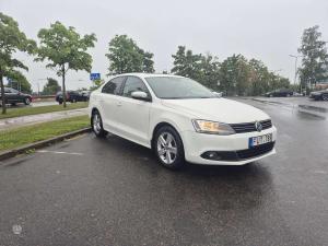 White Volkswagen Jetta 2012 in Vilnius, with an engine capacity of 1.97 L and mileage of 184 thousand km for 3500 €, photo 4 on AUTOMOTO.COM.LV