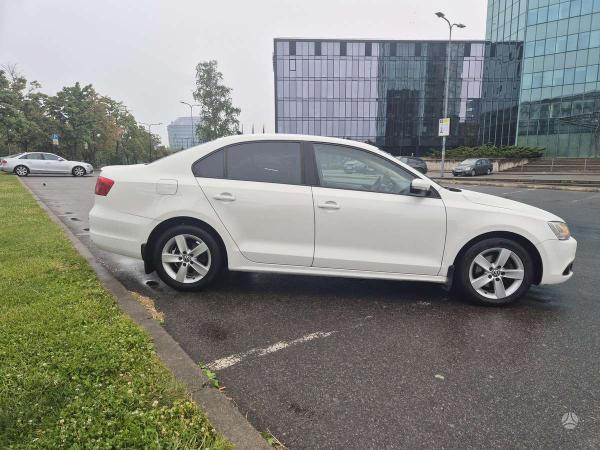 Balts Volkswagen Jetta 2012 Viļņa, ar dzinēja tilpumu 1.97 L un nobraukumu 184 tūkst. km par 3500 €, foto 4 vietnē AUTOMOTO.COM.LV