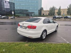 White Volkswagen Jetta 2012 in Vilnius, with an engine capacity of 1.97 L and mileage of 184 thousand km for 3500 €, photo 6 on AUTOMOTO.COM.LV