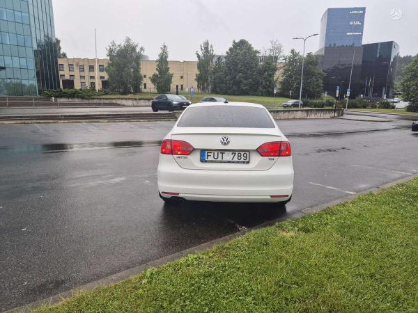 Balts Volkswagen Jetta 2012 Viļņa, ar dzinēja tilpumu 1.97 L un nobraukumu 184 tūkst. km par 3500 €, foto 6 vietnē AUTOMOTO.COM.LV