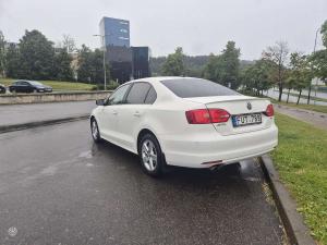 White Volkswagen Jetta 2012 in Vilnius, with an engine capacity of 1.97 L and mileage of 184 thousand km for 3500 €, photo 8 on AUTOMOTO.COM.LV