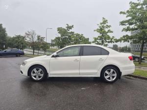 White Volkswagen Jetta 2012 in Vilnius, with an engine capacity of 1.97 L and mileage of 184 thousand km for 3500 €, photo 9 on AUTOMOTO.COM.LV
