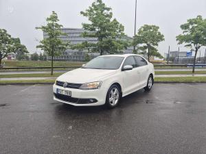 White Volkswagen Jetta 2012 in Vilnius, with an engine capacity of 1.97 L and mileage of 184 thousand km for 3500 €, photo 10 on AUTOMOTO.COM.LV