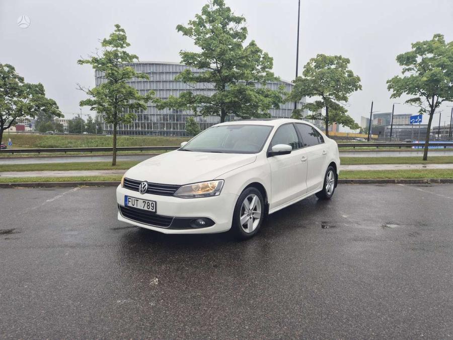 White Volkswagen Jetta 2012 in Vilnius, with an engine capacity of 1.97 L and mileage of 184 thousand km for 3500 €, photo 10 on AUTOMOTO.COM.LV