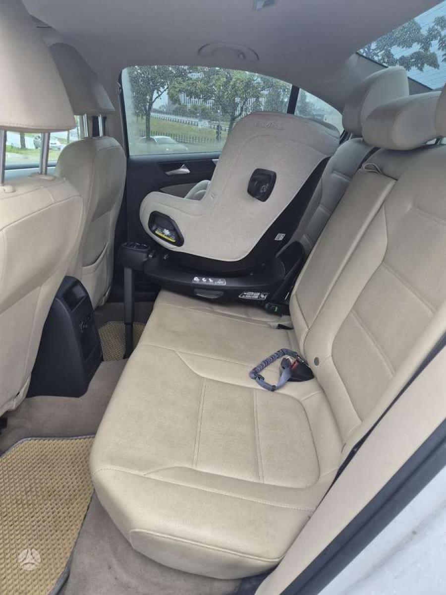 White Volkswagen Jetta 2012 in Vilnius, with an engine capacity of 1.97 L and mileage of 184 thousand km for 3500 €, photo 12 on AUTOMOTO.COM.LV