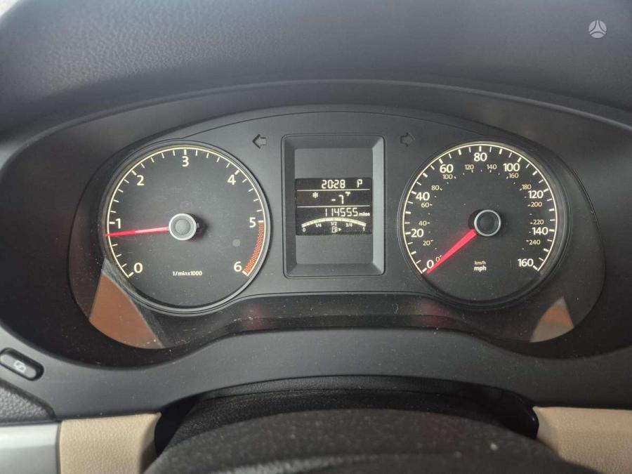 White Volkswagen Jetta 2012 in Vilnius, with an engine capacity of 1.97 L and mileage of 184 thousand km for 3500 €, photo 13 on AUTOMOTO.COM.LV