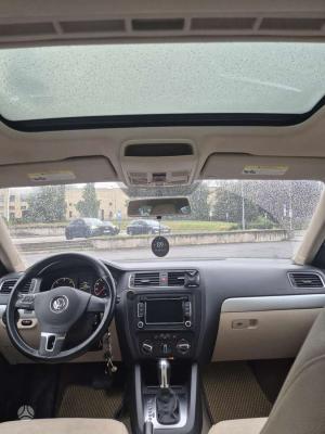 White Volkswagen Jetta 2012 in Vilnius, with an engine capacity of 1.97 L and mileage of 184 thousand km for 3500 €, photo 14 on AUTOMOTO.COM.LV
