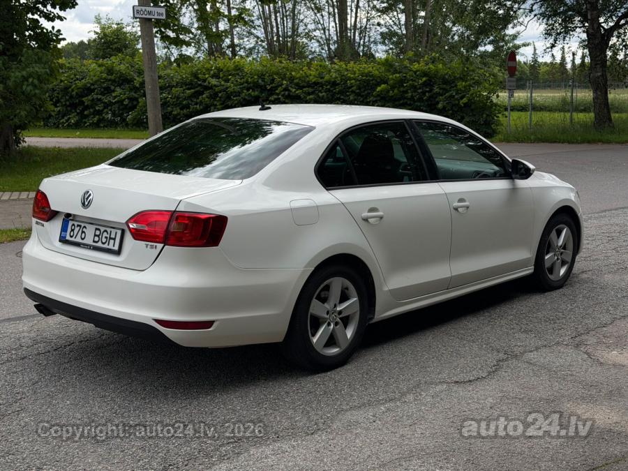 Balts Volkswagen Jetta 2012 Tartu, ar dzinēja tilpumu 1.40 L un nobraukumu 288 tūkst. km par 3600 €, foto 4 vietnē AUTOMOTO.COM.LV
