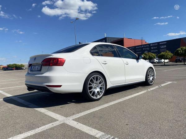 White Volkswagen Jetta 2012 in Panevezys, with an engine capacity of 1.98 L and mileage of 210 thousand km for 5800 €, photo 1 on AUTOMOTO.COM.LV