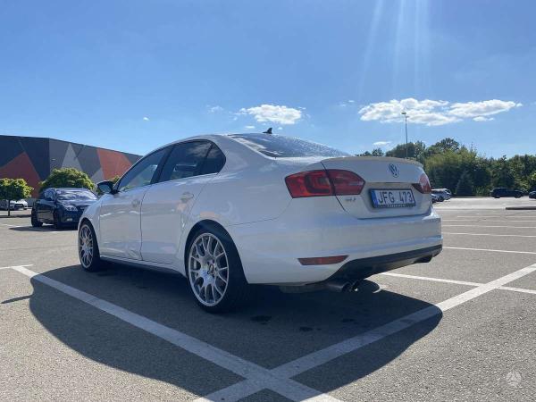 White Volkswagen Jetta 2012 in Panevezys, with an engine capacity of 1.98 L and mileage of 210 thousand km for 5800 €, photo 3 on AUTOMOTO.COM.LV