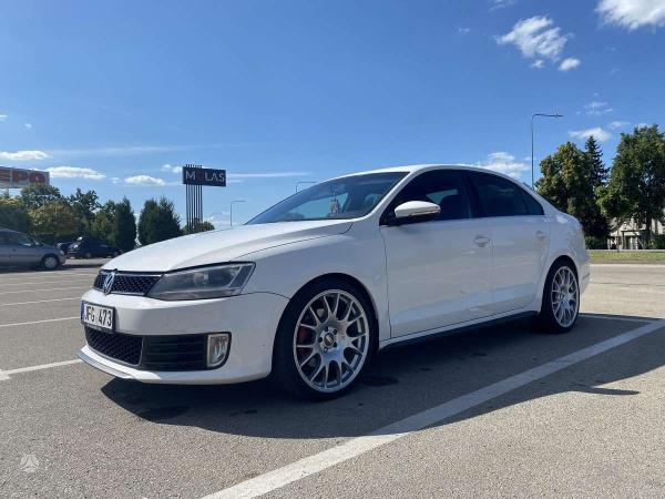 White Volkswagen Jetta 2012 in Panevezys, with an engine capacity of 1.98 L and mileage of 210 thousand km for 5800 €, photo 4 on AUTOMOTO.COM.LV