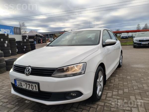 White Volkswagen Jetta 2012 in Riga, with an engine capacity of 1.20 L and mileage of 251 thousand km for 3500 €, photo 3 on AUTOMOTO.COM.LV