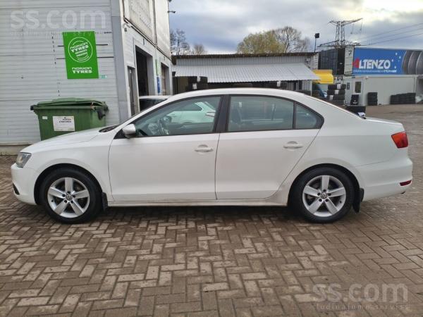 White Volkswagen Jetta 2012 in Riga, with an engine capacity of 1.20 L and mileage of 251 thousand km for 3500 €, photo 4 on AUTOMOTO.COM.LV