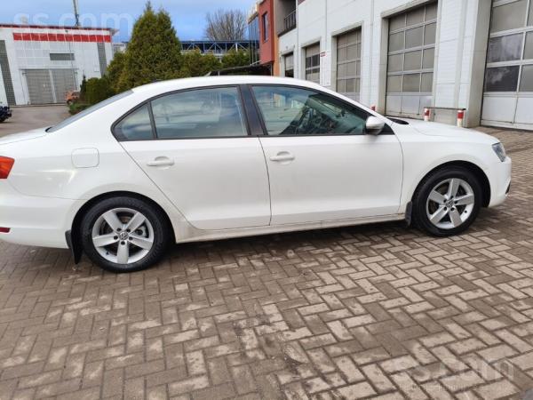 White Volkswagen Jetta 2012 in Riga, with an engine capacity of 1.20 L and mileage of 251 thousand km for 3500 €, photo 5 on AUTOMOTO.COM.LV