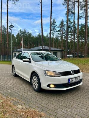 White Volkswagen Jetta 2012 in Riga, with an engine capacity of 1.20 L and mileage of 180 thousand km for 4800 €, photo  on AUTOMOTO.COM.LV