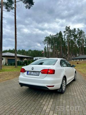 White Volkswagen Jetta 2012 in Riga, with an engine capacity of 1.20 L and mileage of 180 thousand km for 4800 €, photo 3 on AUTOMOTO.COM.LV