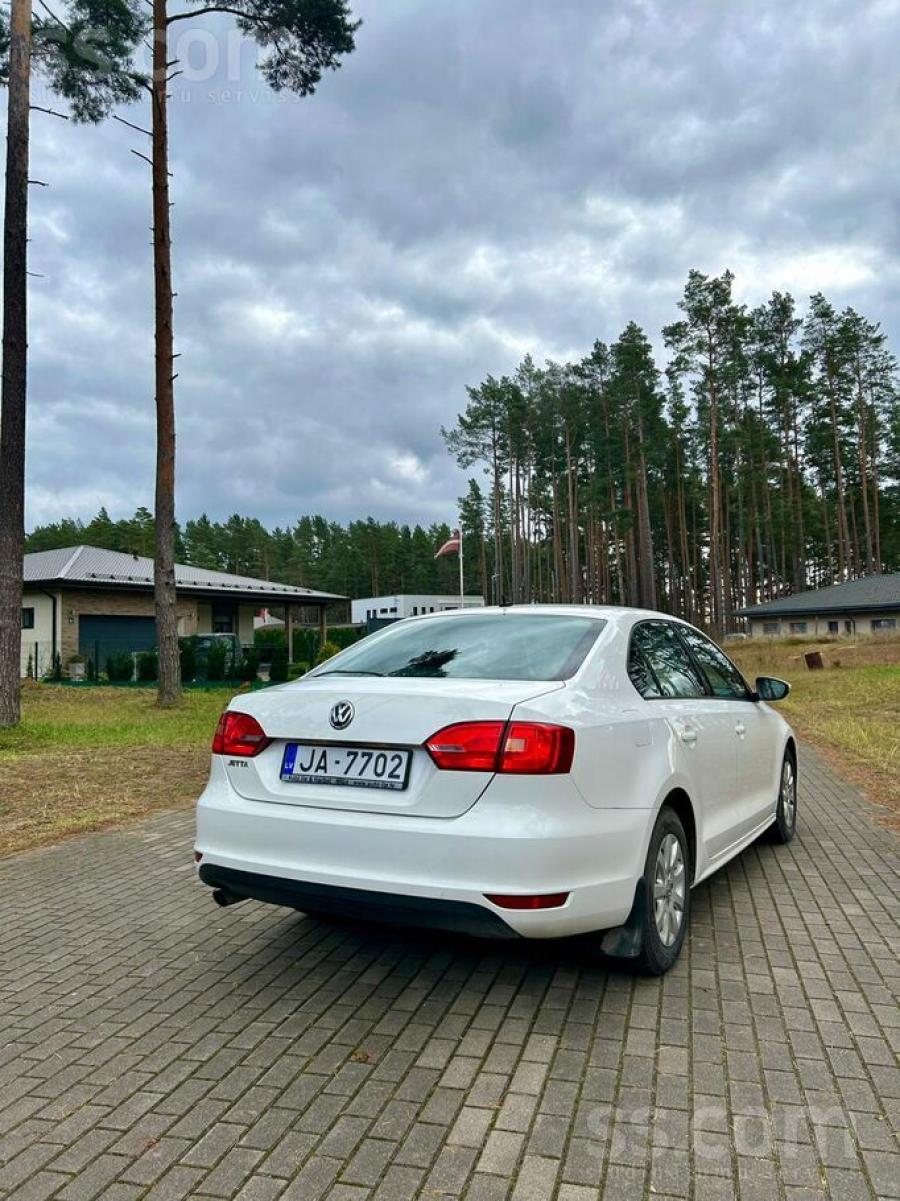 White Volkswagen Jetta 2012 in Riga, with an engine capacity of 1.20 L and mileage of 180 thousand km for 4800 €, photo 3 on AUTOMOTO.COM.LV