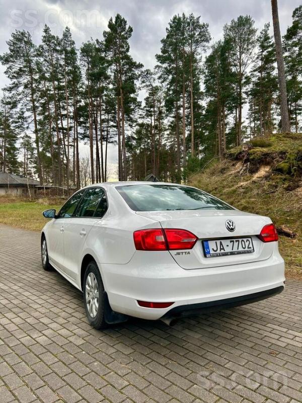 Balts Volkswagen Jetta 2012 Rīga, ar dzinēja tilpumu 1.20 L un nobraukumu 180 tūkst. km par 4800 €, foto 3 vietnē AUTOMOTO.COM.LV