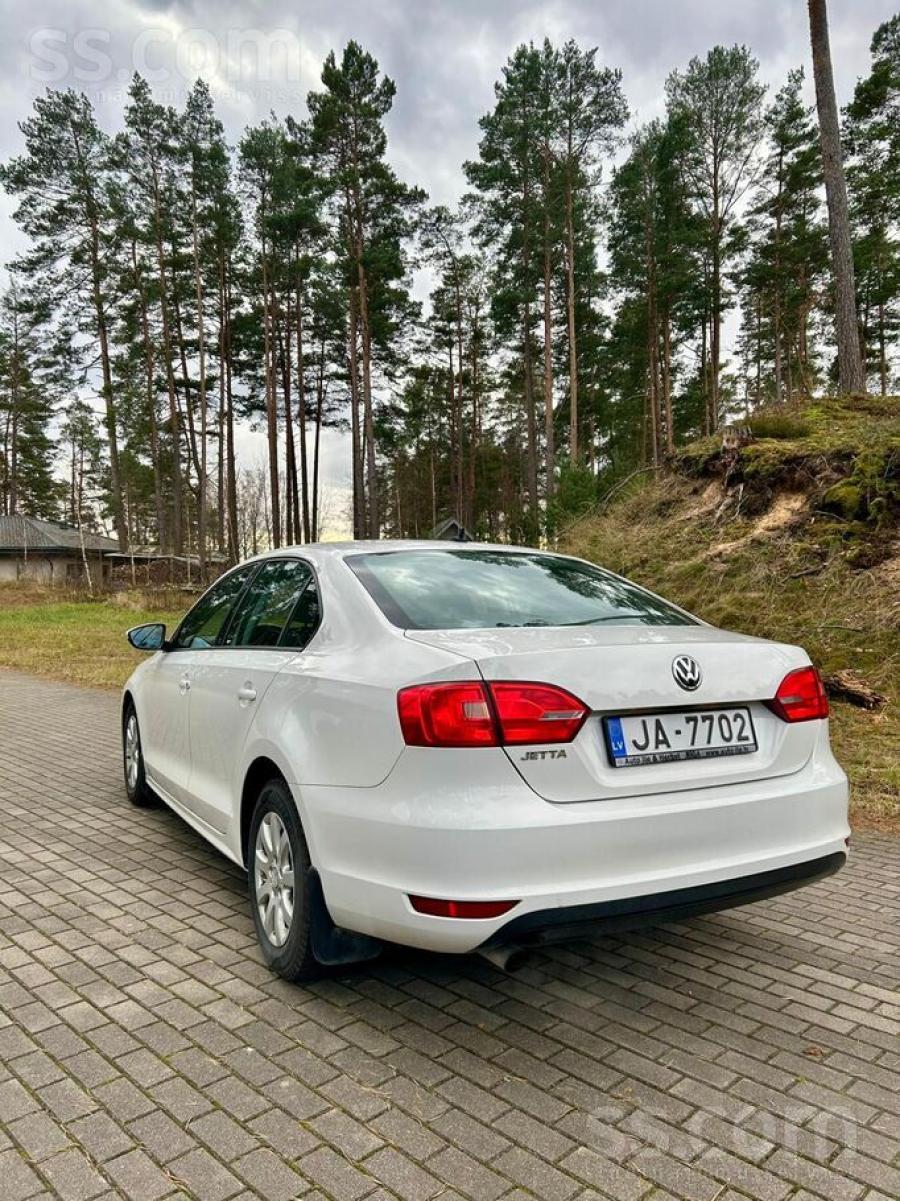 White Volkswagen Jetta 2012 in Riga, with an engine capacity of 1.20 L and mileage of 180 thousand km for 4800 €, photo 4 on AUTOMOTO.COM.LV