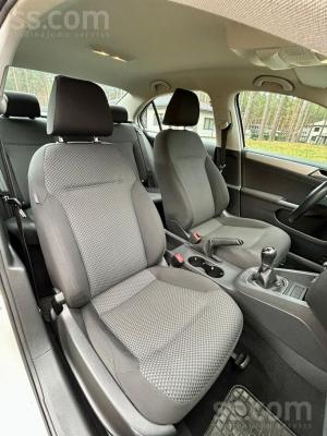 White Volkswagen Jetta 2012 in Riga, with an engine capacity of 1.20 L and mileage of 180 thousand km for 4800 €, photo 12 on AUTOMOTO.COM.LV