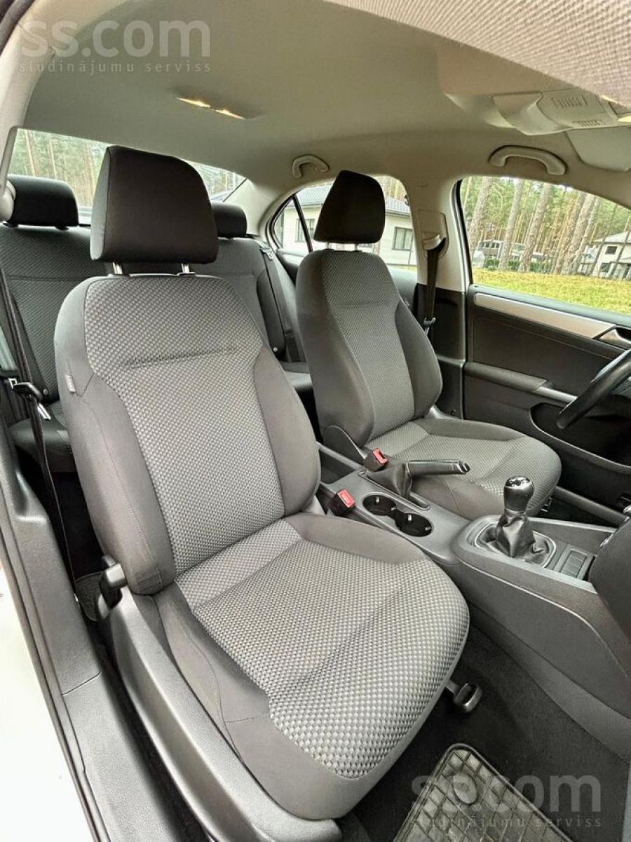 White Volkswagen Jetta 2012 in Riga, with an engine capacity of 1.20 L and mileage of 180 thousand km for 4800 €, photo 12 on AUTOMOTO.COM.LV