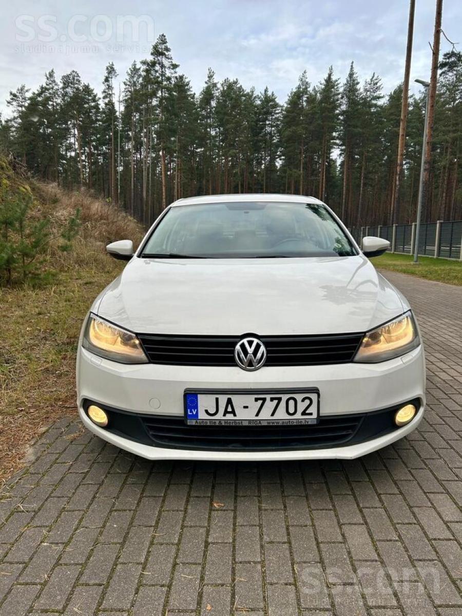 White Volkswagen Jetta 2012 in Riga, with an engine capacity of 1.20 L and mileage of 180 thousand km for 4800 €, photo 13 on AUTOMOTO.COM.LV