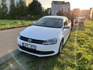 White Volkswagen Jetta 2012 in Vilnius, with an engine capacity of 1.97 L and mileage of 210 thousand km for 3500 €, photo  on AUTOMOTO.COM.LV