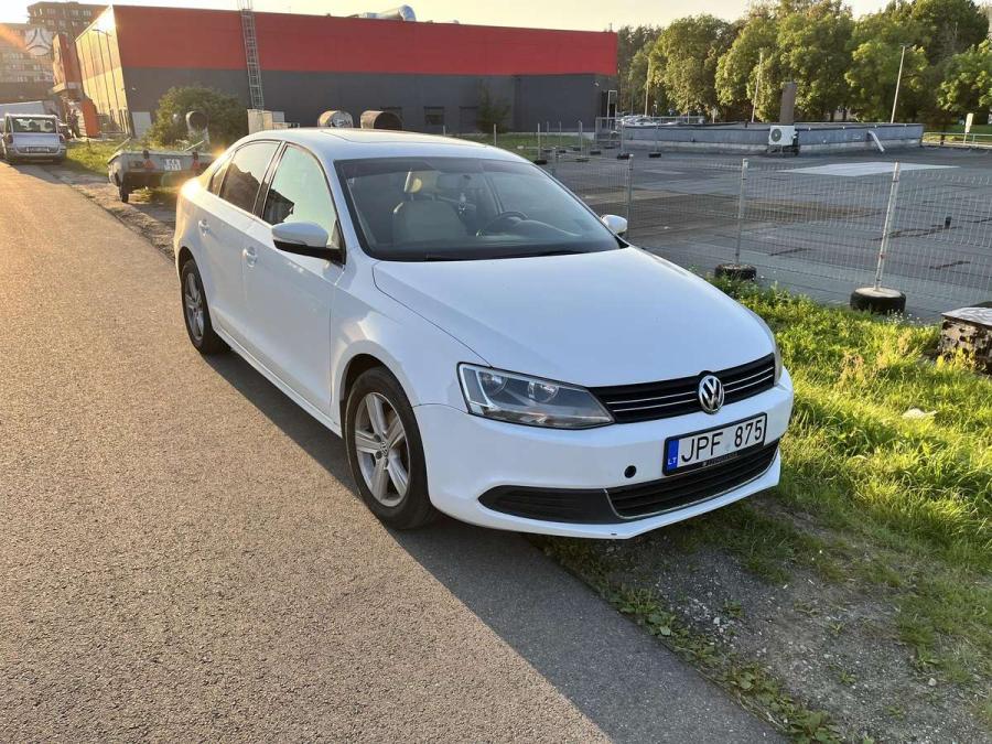 White Volkswagen Jetta 2012 in Vilnius, with an engine capacity of 1.97 L and mileage of 210 thousand km for 3500 €, photo 3 on AUTOMOTO.COM.LV
