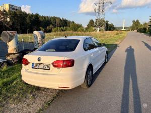 White Volkswagen Jetta 2012 in Vilnius, with an engine capacity of 1.97 L and mileage of 210 thousand km for 3500 €, photo 4 on AUTOMOTO.COM.LV