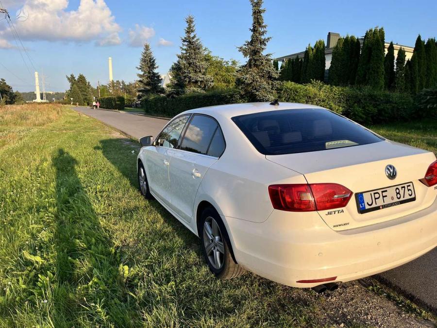 White Volkswagen Jetta 2012 in Vilnius, with an engine capacity of 1.97 L and mileage of 210 thousand km for 3500 €, photo 5 on AUTOMOTO.COM.LV